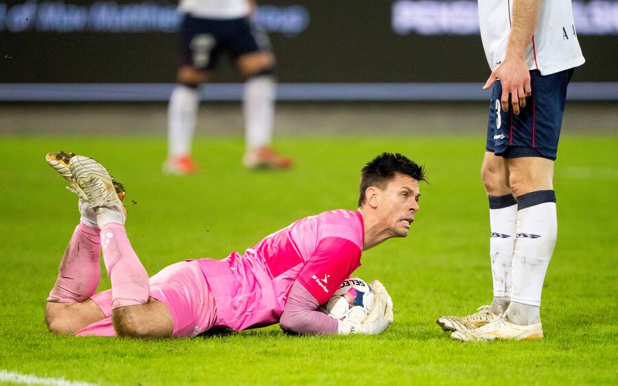 AGF-keeper om guld-duellen: 'Det er fedt' | Viaplay Sport News