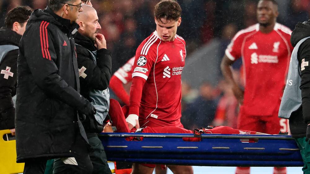 Grimme billeder: Ekitiké båret fra banen | Viaplay Sport News