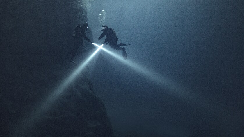 Se Breaking Surface online - Viaplay